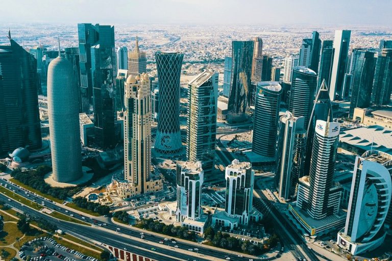 Fascinating Past And Present Images Reveal Transformation Of Qatar Over ...